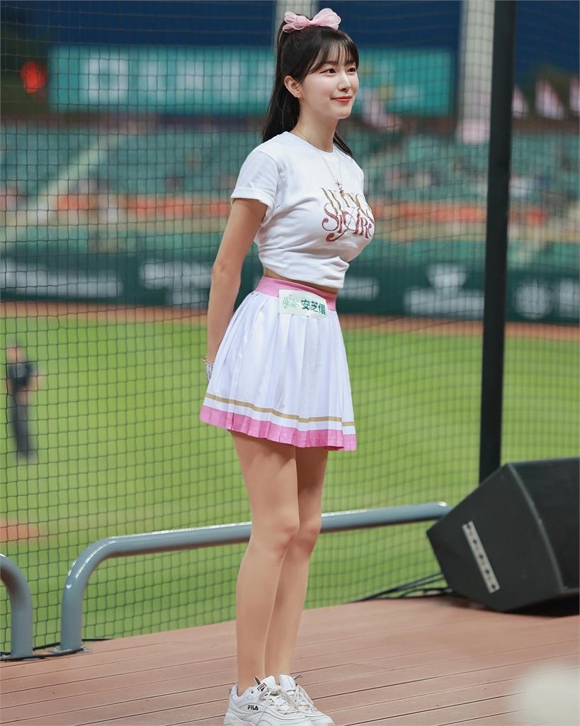 安芝儇C位開轟「PR99身形」！球場偷藏「超兇麻糬」逼瘋網：犯規了｜四季線上4gTV