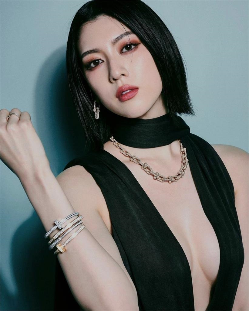 氣場炸裂！三吉彩花「中路大斷層」火力全開 下身全空再秀超逆天「AI長腿」｜四季線上4gTV