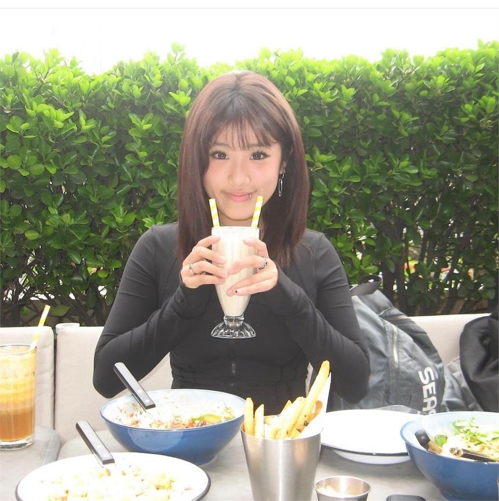 梧桐妹「極U貼身T」炸SSR身材…緊貼乾爹！蕭敬騰1動作掀熱議｜四季線上4gTV