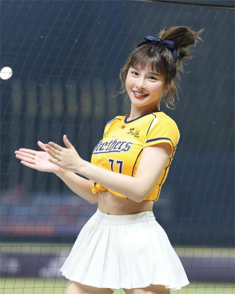 峮峮造型太多變！中職應援切換「3款超Q髮型」活力蹦跳全網戀愛｜四季線上4gTV