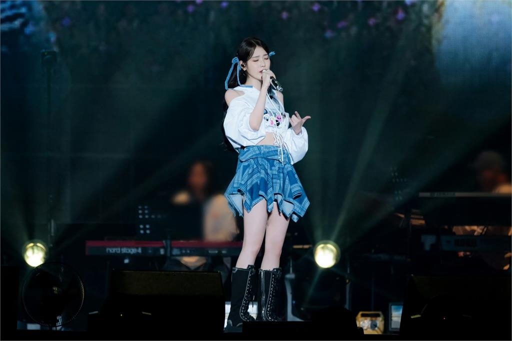 IU「魔性扭腰片」吸194萬人瘋看！新造型「嫩豆腐透光光」網暈：太頂｜四季線上4gTV