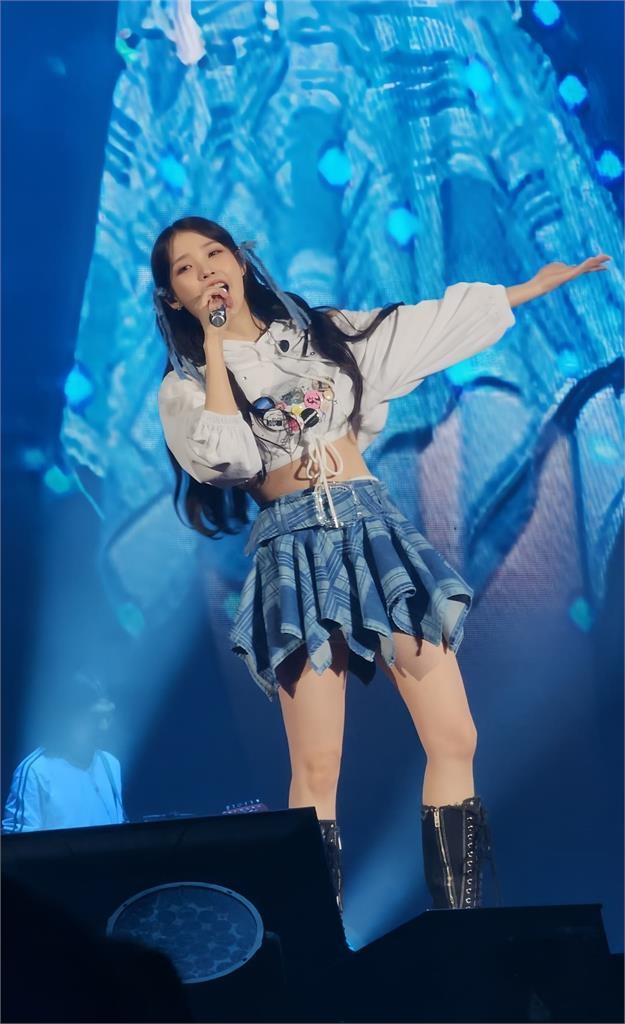 IU「魔性扭腰片」吸194萬人瘋看！新造型「嫩豆腐透光光」網暈：太頂｜四季線上4gTV