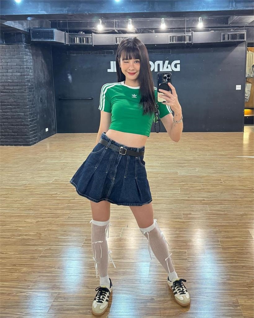 38歲安心亞短裙穿搭超逆齡！超緊上衣「炸出嫩豆腐」網暈：是大學生｜四季線上4gTV