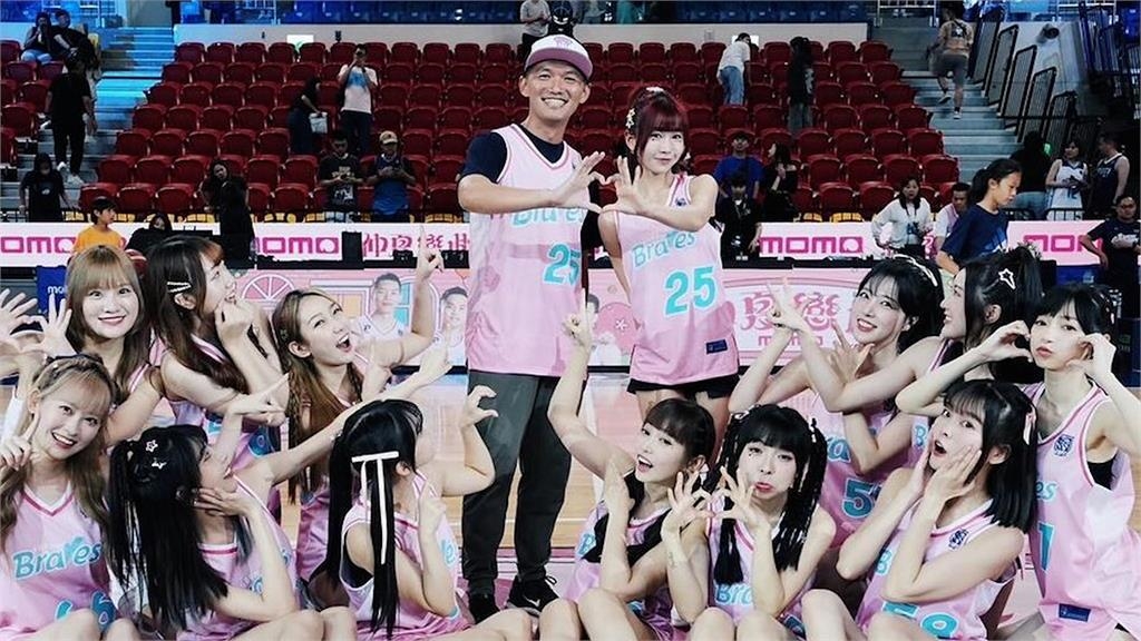 台南Josh突襲PLG！勇士「主場抗嗨」照贏 與安娜同框比愛心暈船畫面曝｜四季線上4gTV