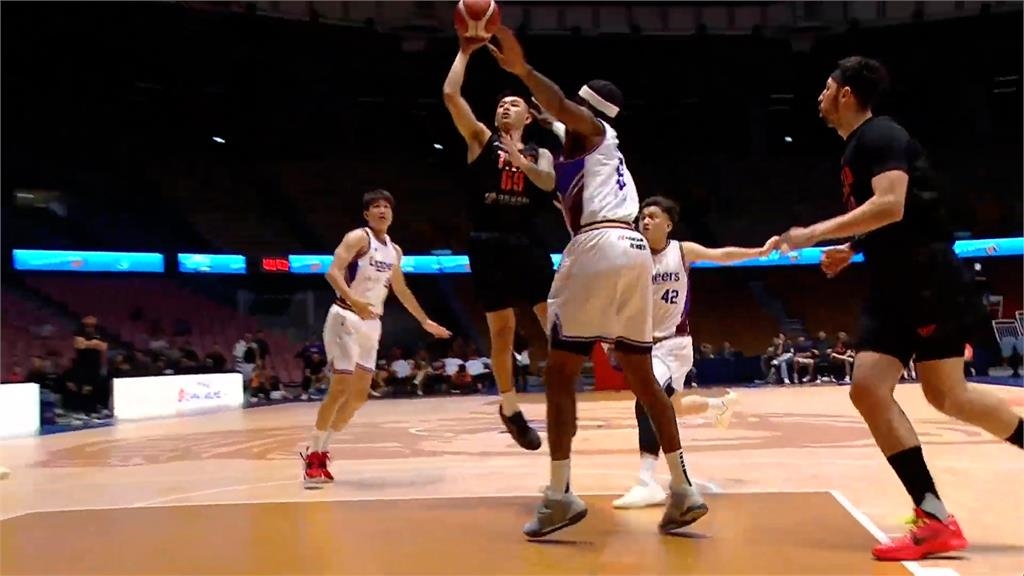 轟5記3分殺死比賽！盧峻翔華麗單打連發 奪月MVP英文致詞遭沃許本狂虧｜四季線上4gTV