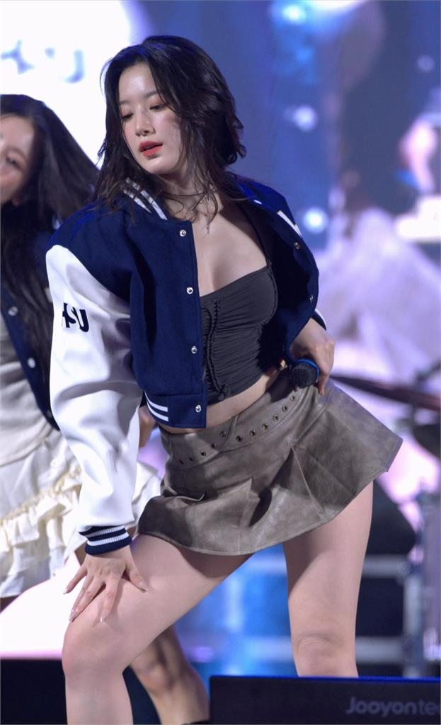 舒華被嫌「腰胖炸一團肉」！粉絲怒PO辣照「SSR神角度」喊：我超愛｜四季線上4gTV