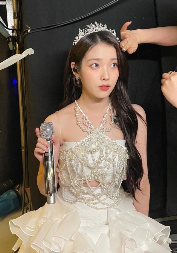 IU整尊爆改「超帥油頭」判若兩人！肩帶滑落「尺度大破防」網暈：太會藏｜四季線上4gTV