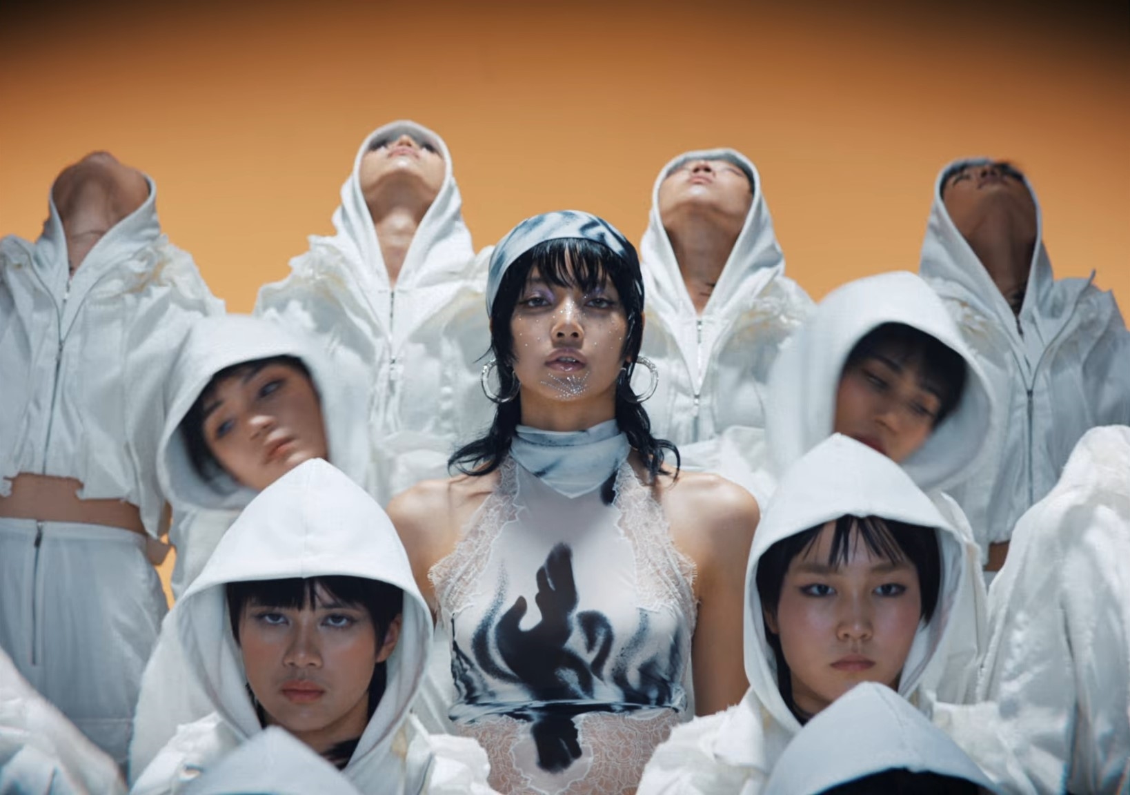 開拓全新音樂路線！BLACKPINK Lisa新MV〈ROCKSTAR〉上映｜四季線上4gTV