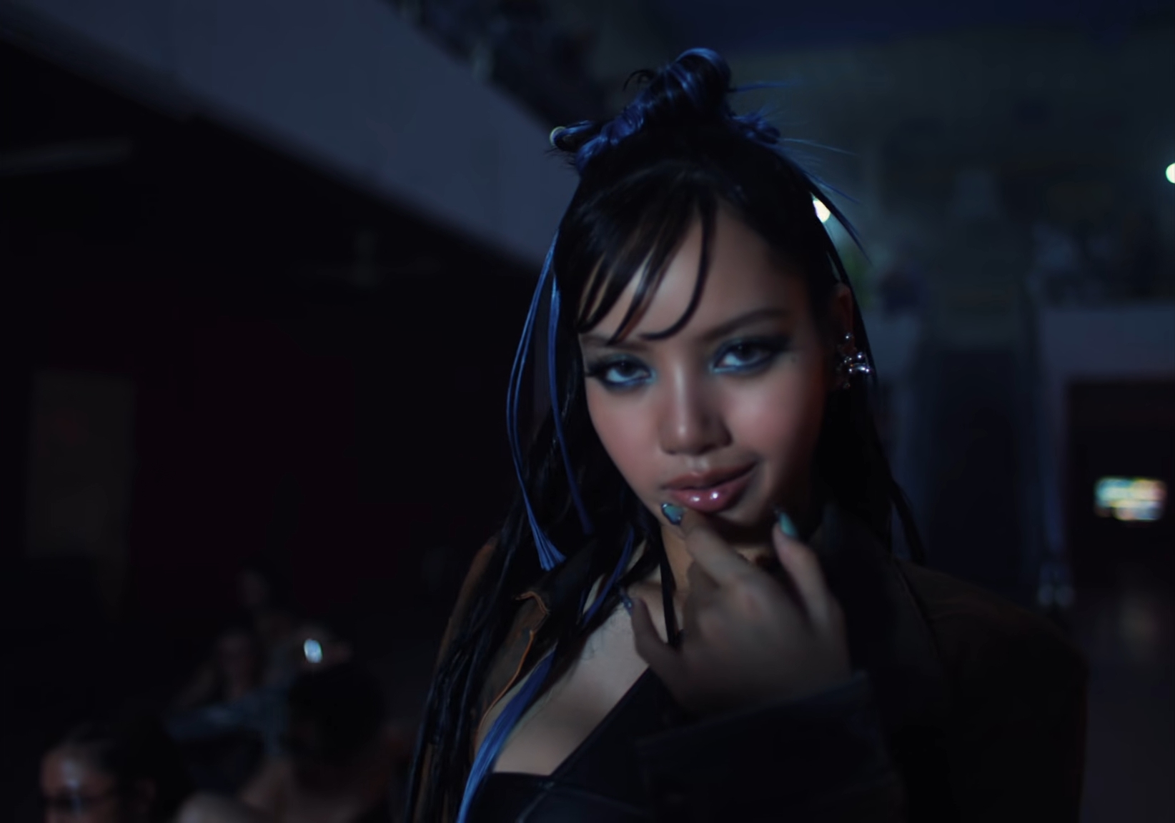 開拓全新音樂路線！BLACKPINK Lisa新MV〈ROCKSTAR〉上映｜四季線上4gTV