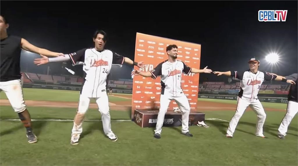 中職（影）／率獅隊前進台灣大賽！41歲陳鏞基奪MVP激動落淚謝隊友｜四季線上4gTV