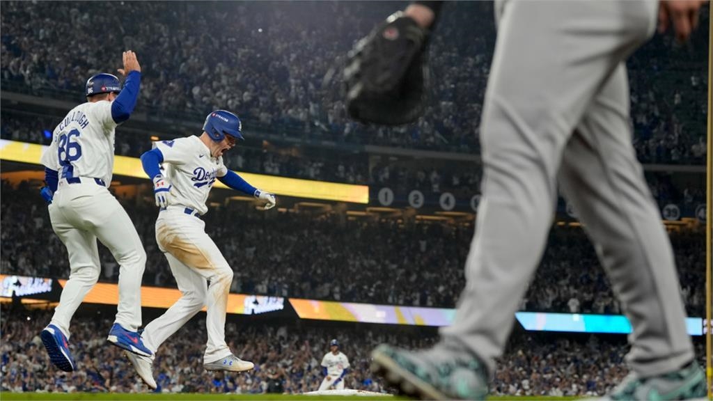 MLB／道奇球迷「伸手」干擾比賽！洋基全壘打「慘變安打」關鍵畫面曝｜四季線上4gTV
